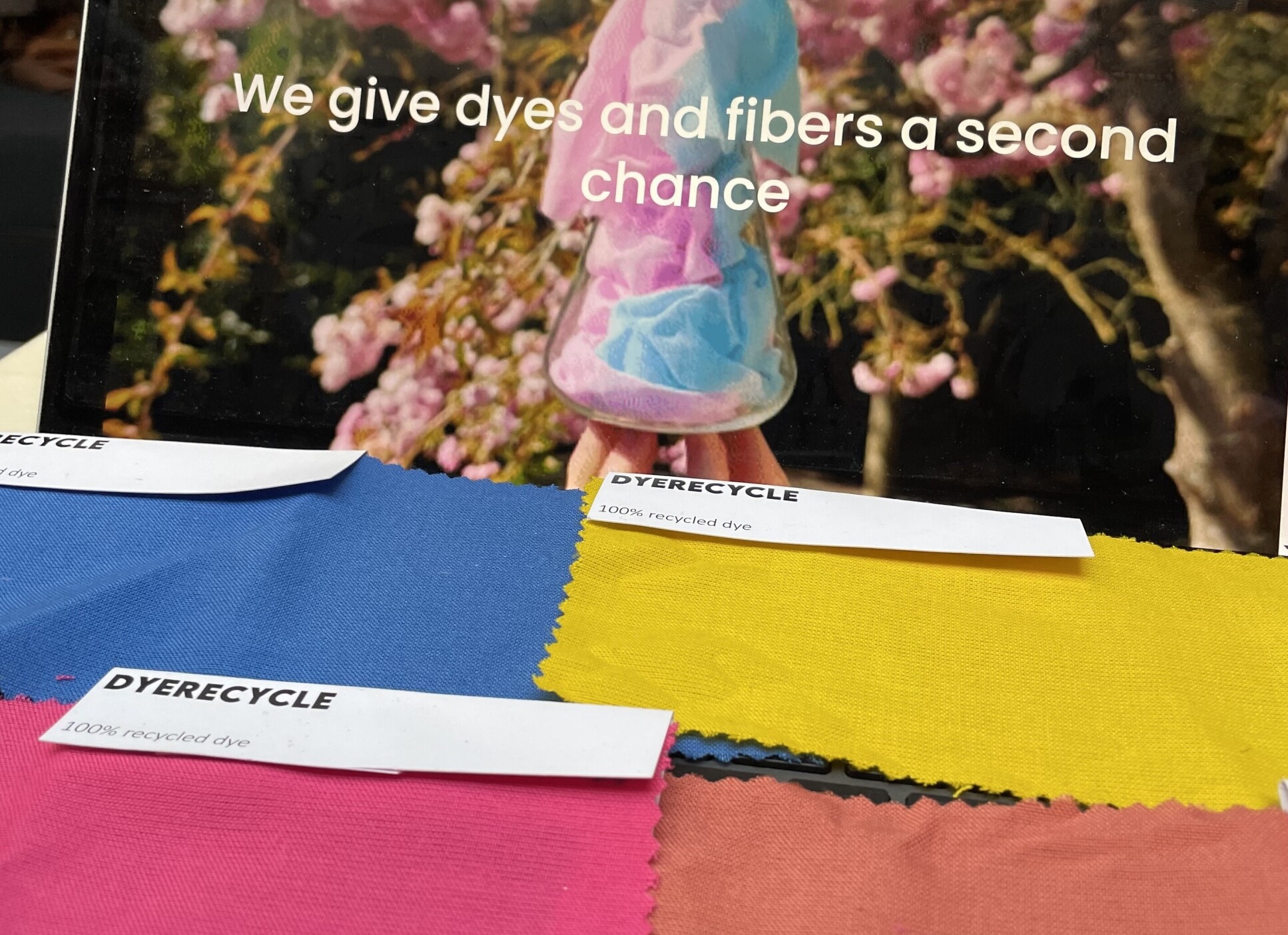 Recovering dyes from textile waste